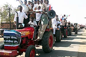 कयाधुवरील बंधाऱ्यासाठी राष्ट्रवादीचा ट्रॅक्टर मोर्चा - Marathi News ...