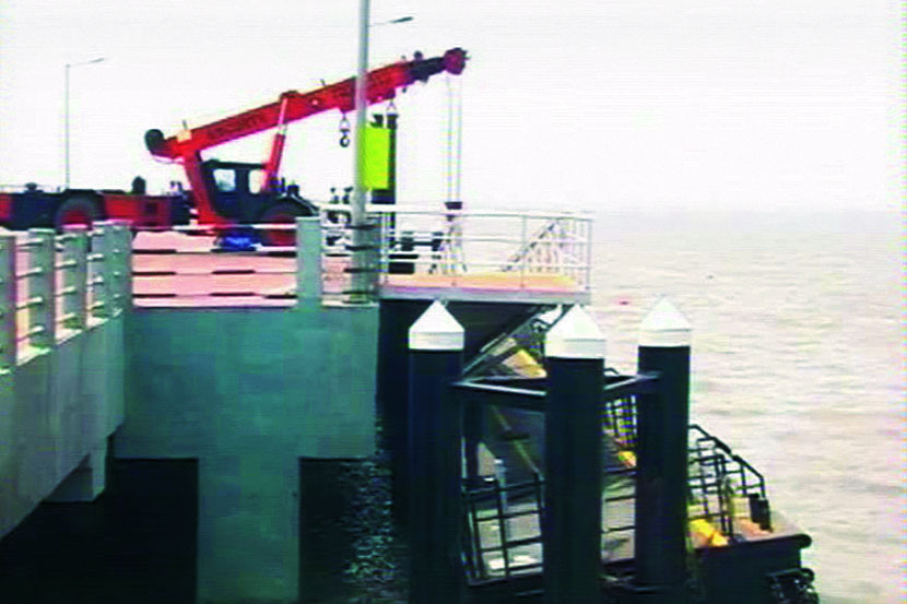 मांडवा बंदरातील तरंगत्या जेटीचे काम रखडले - Marathi News | Mandwa Port ...