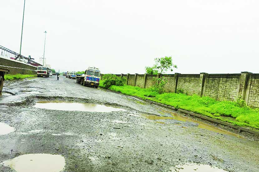 द्रोणागिरी औद्योगिक परिसरात खड्डेच खड्डे - Marathi News | Pothole At ...