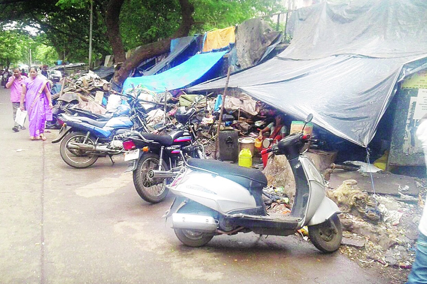 वडाळ्यात झोपडय़ा ‘जैसे थे’ - Marathi News | Wadala Slum Area Issue ...