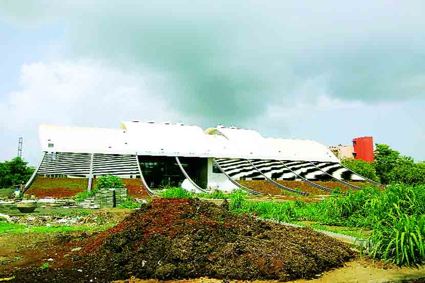 विलंबामुळे अडीच कोटींचा भार - Marathi News | Mumbai University Library ...