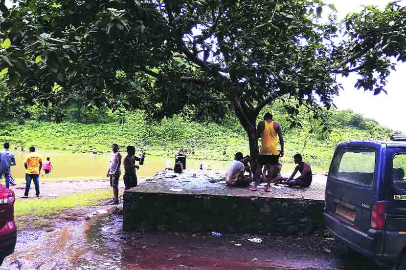 चिरनेरच्या अक्कादेवी परिसरात मद्यपींचा धिंगाणा - Marathi News | Drunk ...