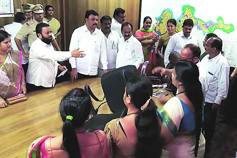 शहरबात : बेशिस्तीला लगाम! - Marathi News | Kdmc Commissioner P Velarasu ...