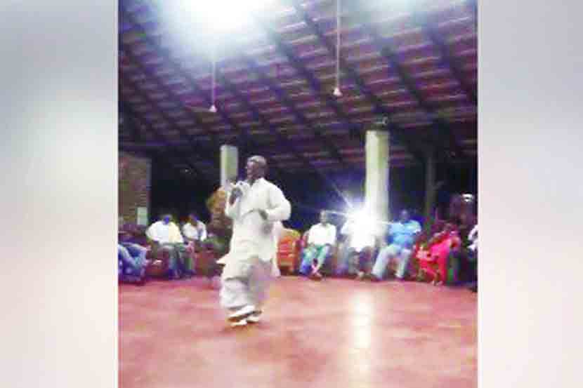 फेकन्युज : नाचणारा शेतकरी निघाला.. - Marathi News | Karnataka Cm ...