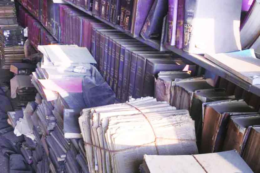 विद्यार्थ्यांचे प्रबंध वाळवीच्या मुखी - Marathi News | Mumbai ...