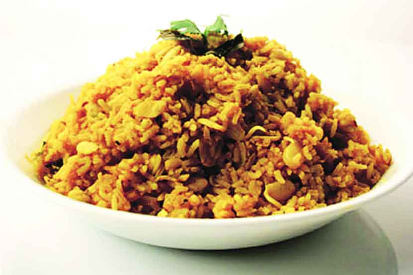 टेस्टी टिफिन : पावटा खिची - Marathi News | Pavta Khichdi Recipe In ...