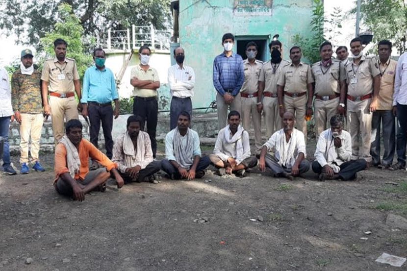 मृत अजगराचे फोटो व्हायरल करणे पडले महागात - Marathi News | Python ...