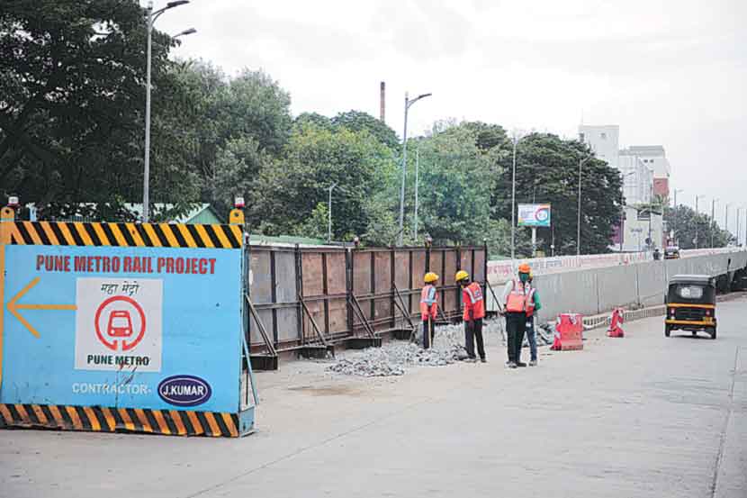 भुयारी मार्गासाठी स्वारगेट उड्डाणपुलाचे कठडे तोडण्यास सुरुवात - Marathi ...