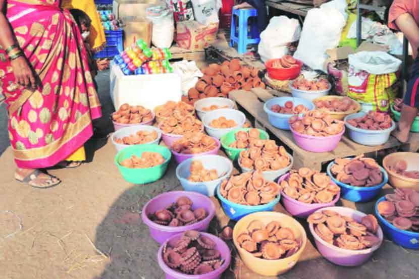 झगमगत्या प्रकाशोत्सवात पणतीचा नंदादीप तेवता - Marathi News | Different ...