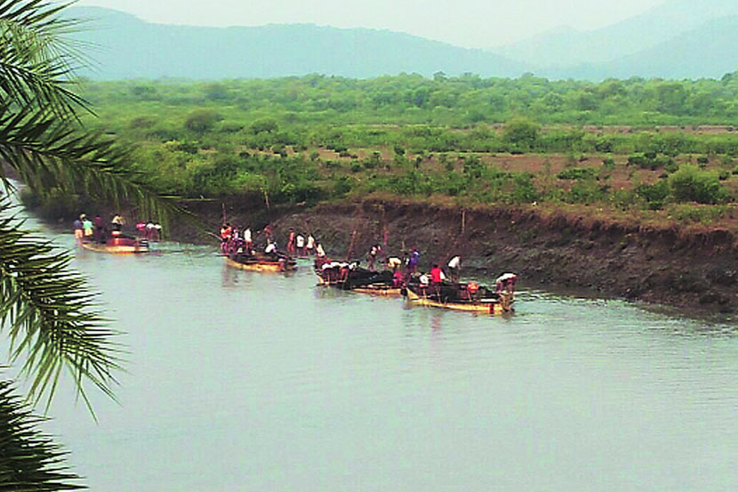 वैतरणा पुलाच्या ६०० मीटर परिसरात प्रवेशास बंदी - Marathi News | No ...