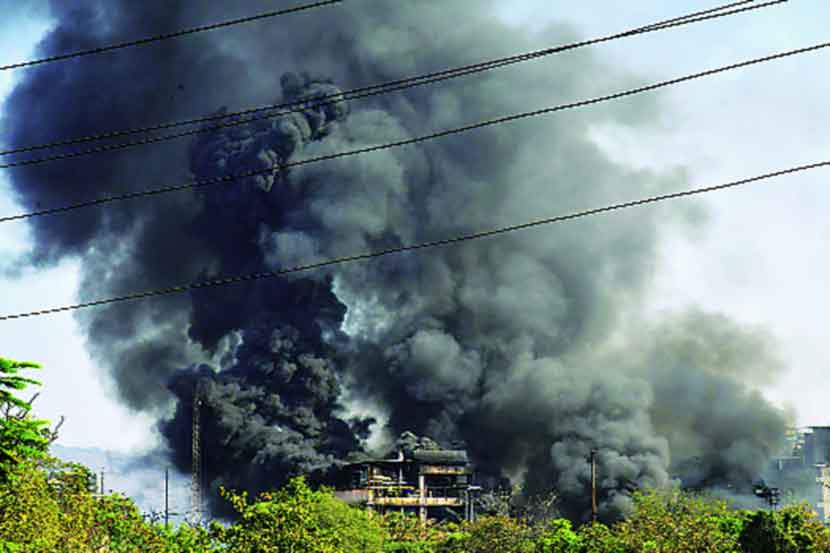 तळोजात ७० टन इंधनसाठा खाक - Marathi News | Major Fire Breaks Out At A ...