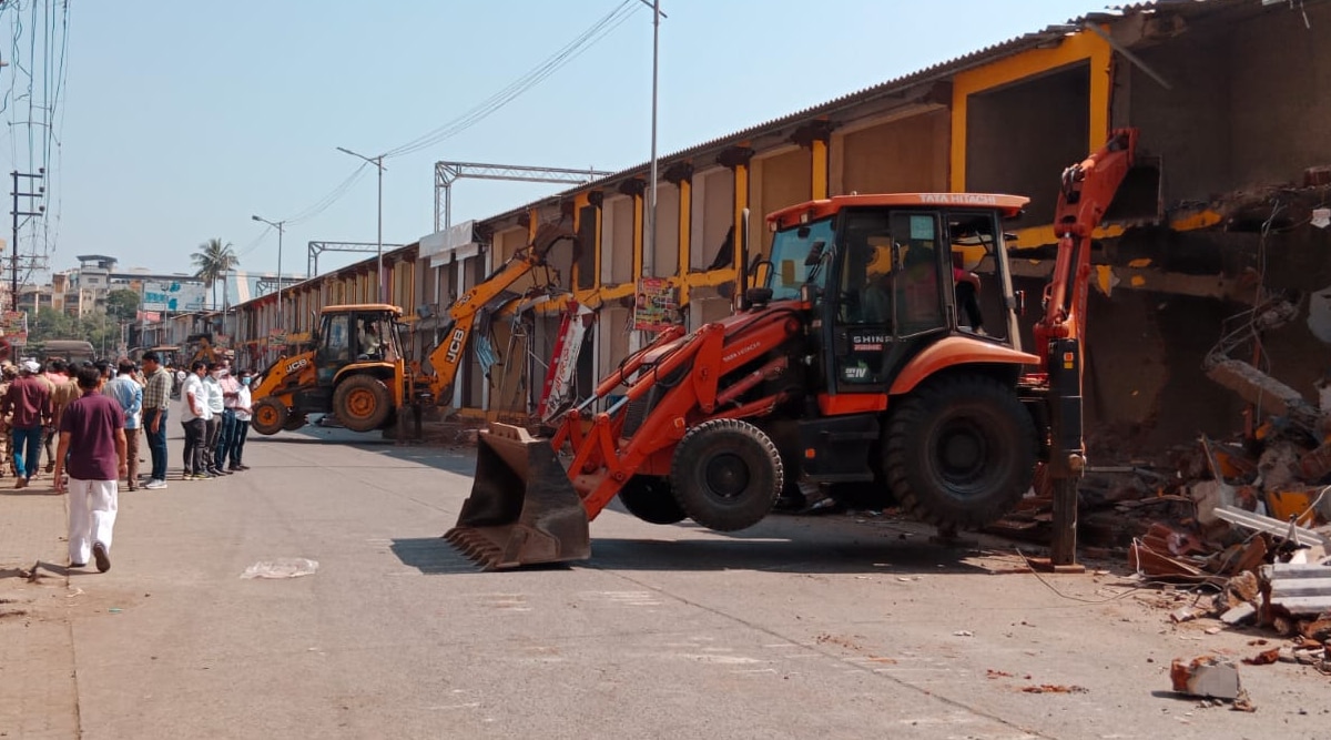 बदलापूरः स्थानक परिसरातील गाळ्यांवर धडक कारवाई, पालिकेने जमिनदोस्त केले ...