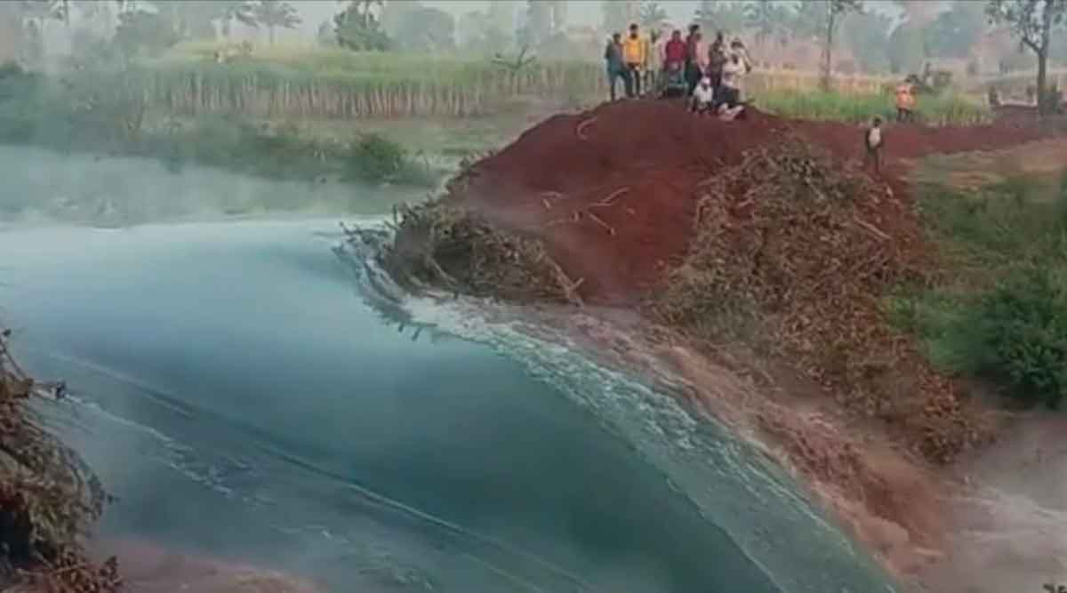 earthen dam on dhamani river bursts in kolhapur zws 70