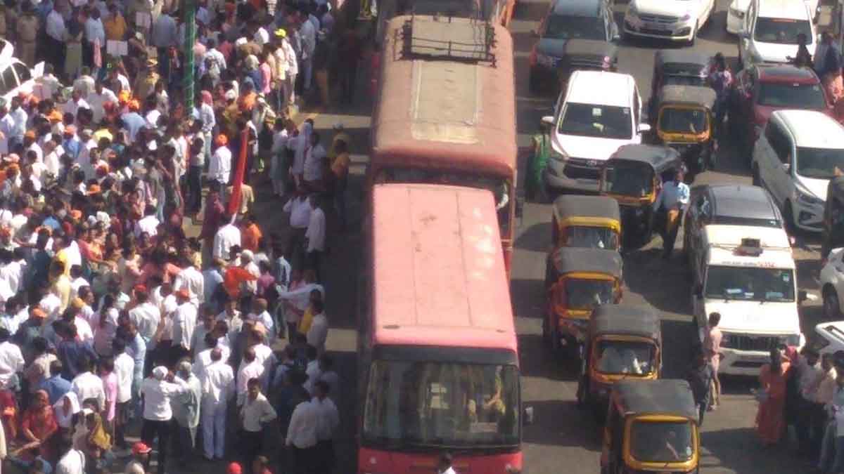 traffic jam in thane due to mva morcha against rashmi shinde assault ...