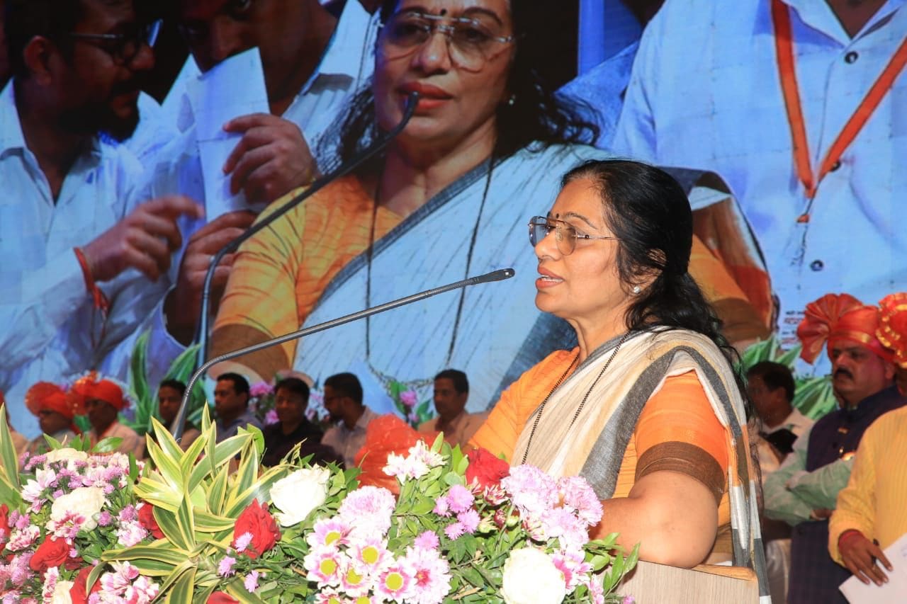 Photos : शर्ट खेचत मनपा अभियंत्याला मारहाण का केली? भाजपा आमदार गीता ...