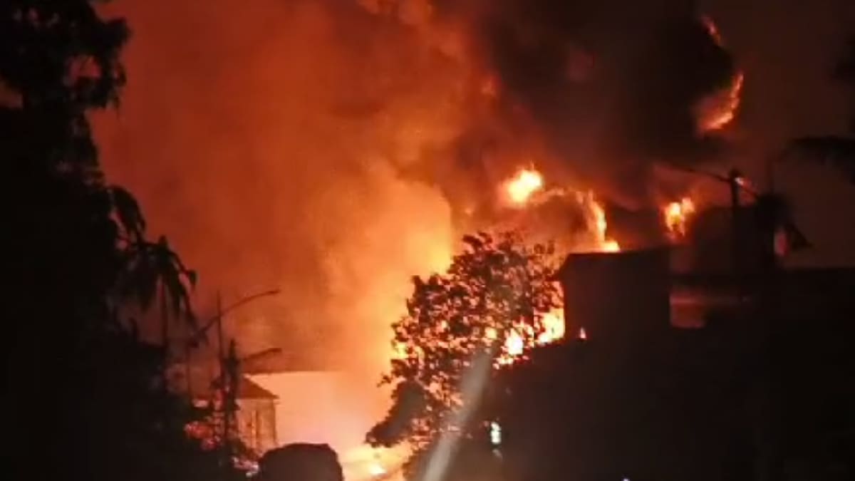 पालघर : तारापूर औद्योगिक वसाहती मधील गोदमला आग | Fire at Godam in ...