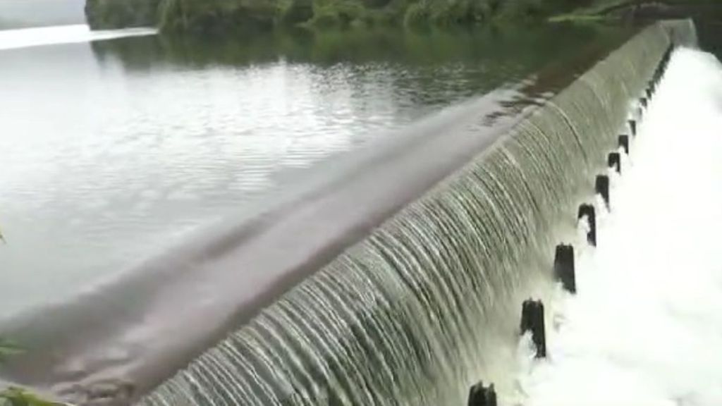 मुंबई: तुळशी तलाव ओसंडून वाहू लागला | Tulsi Lake in Mumbai area started ...