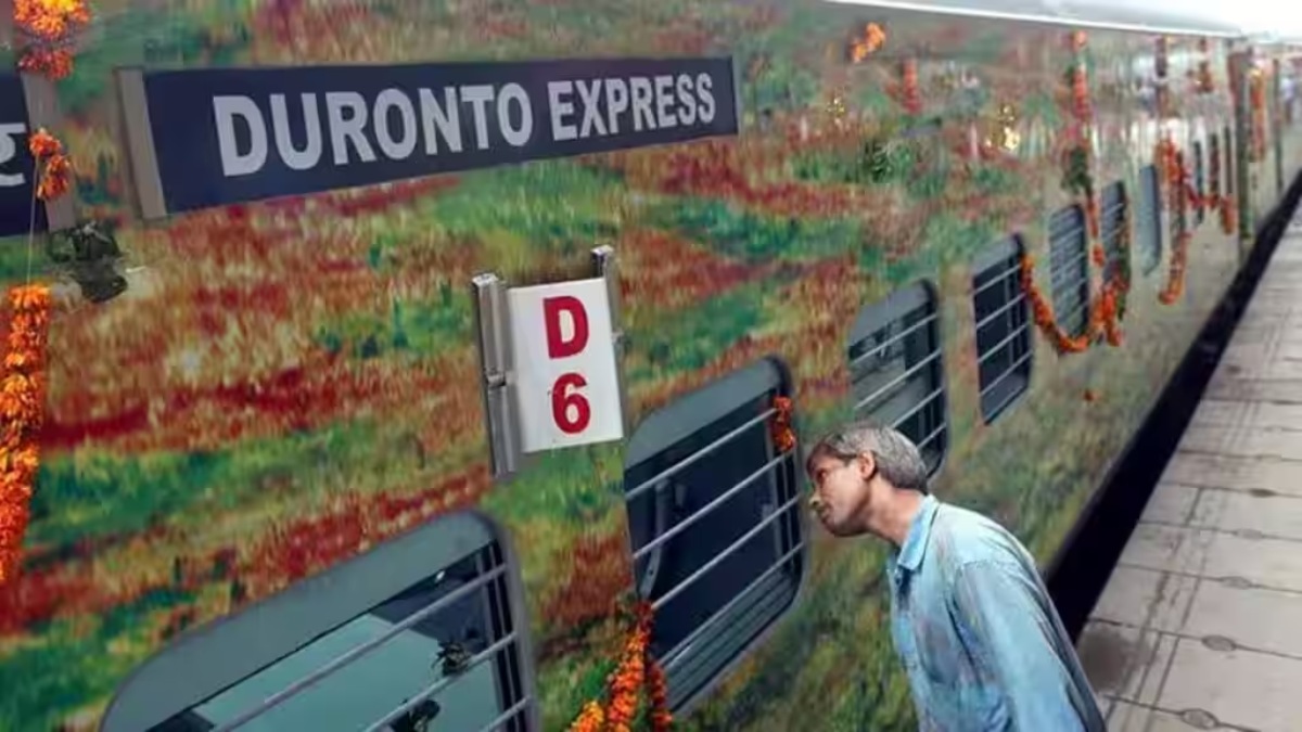 मुंबई दुरांतो १० मिनिटे आधी सुटतेय, फलाट मात्र तोच... | The Mumbai-bound Duronto Express has now ...