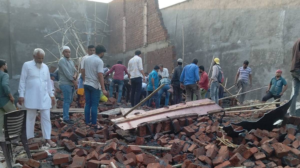 गोदामाची भिंत कोसळून दुर्घटना: ठेकेदाराला अटक, अनधिकृत बांधकामे ...