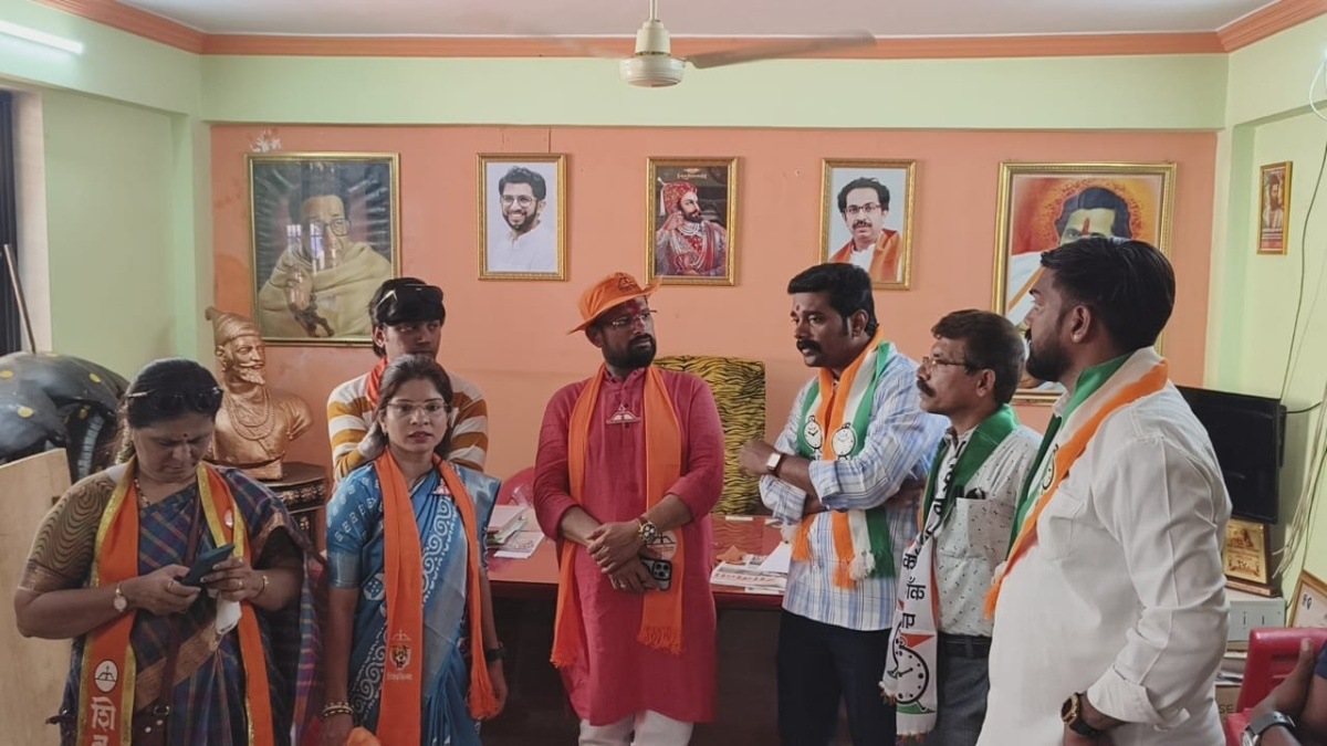 ...आणि शिंदेच्या सेनेचे नरेश म्हस्के उबाठा गटाच्या शाखेत गेले | lok ...