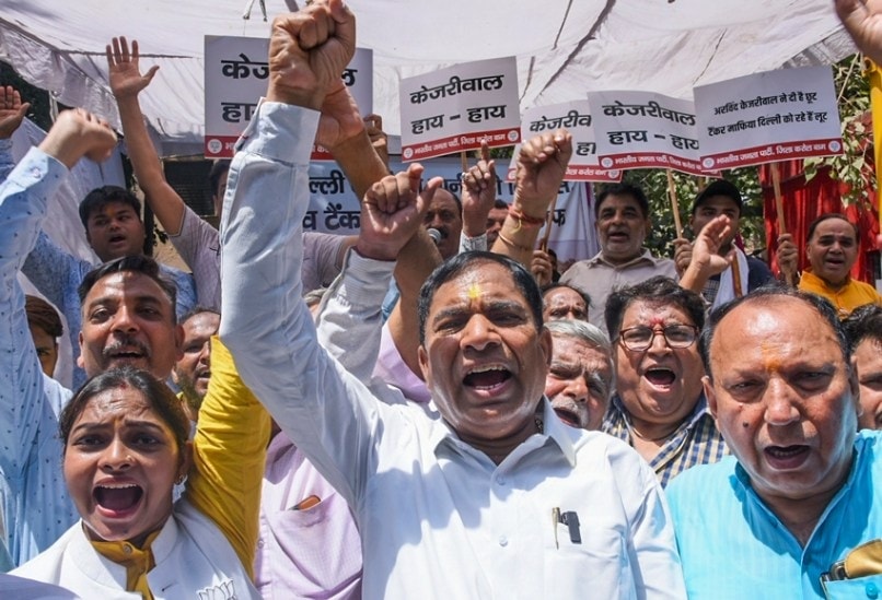 PHOTOS : पाणी संकटाने दिल्लीकर हैराण; भाजपाचे आप सरकारविरुद्ध 'मटका फोड ...