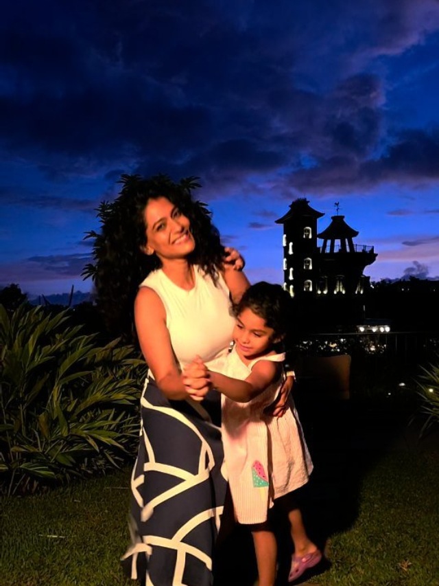 Friendship Day 2024: उर्मिला कानेटकरचा लेकीबरोबर डान्स | Actress Urmila ...