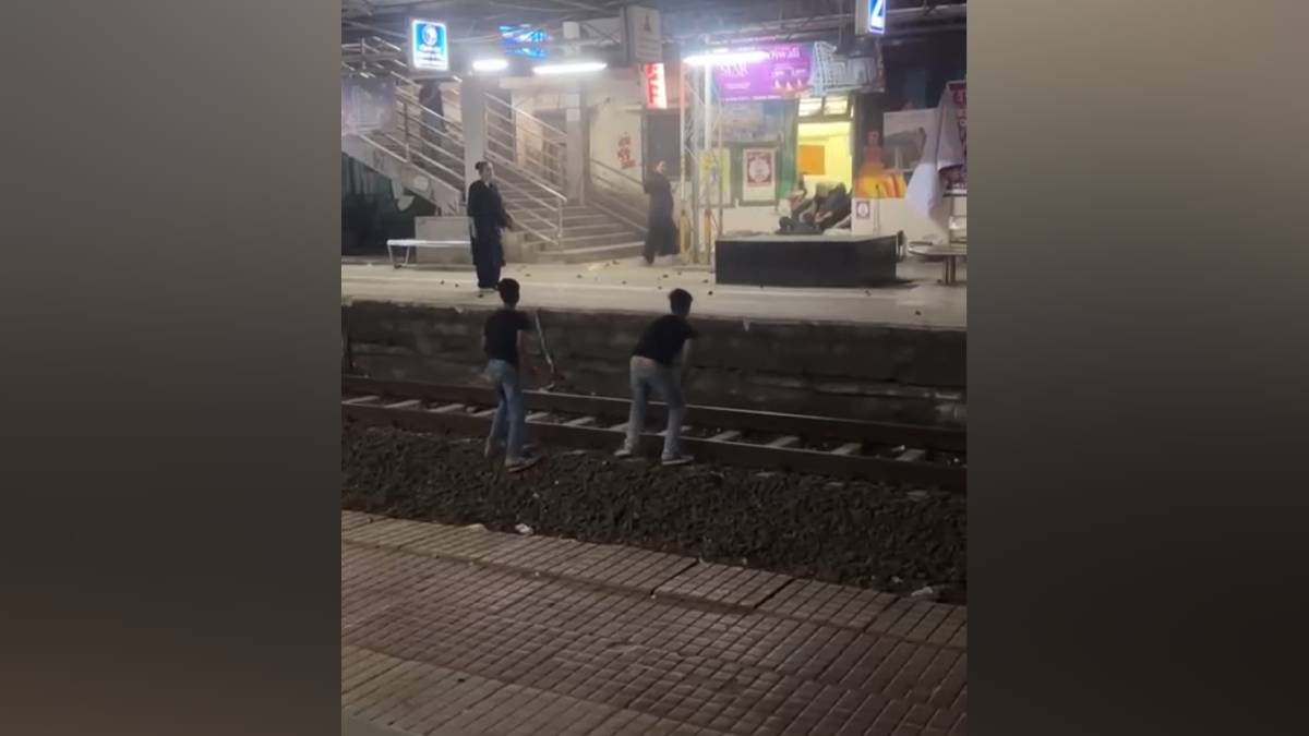 Ambivli railway station Irani area mob pelt stones on Andheri police ...