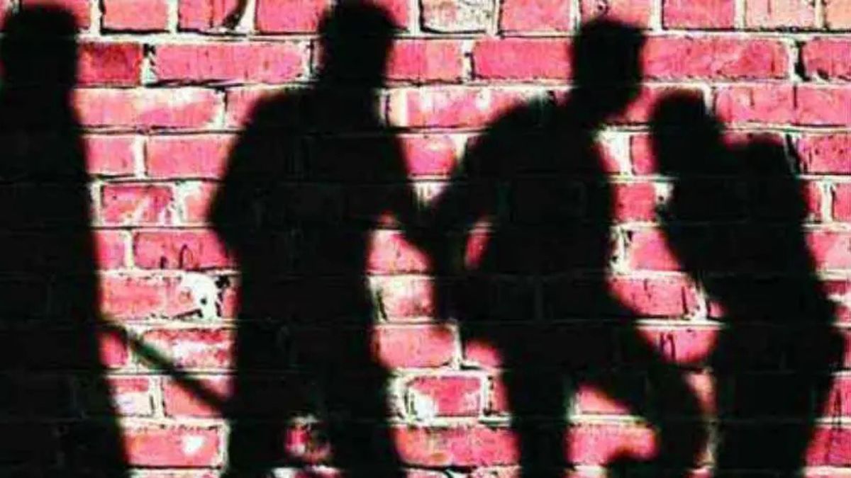 Citizens beat up man who was chasing young woman in Dombivli | डोंबिवलीत तरूणीचा पाठलाग करणाऱ्या ...