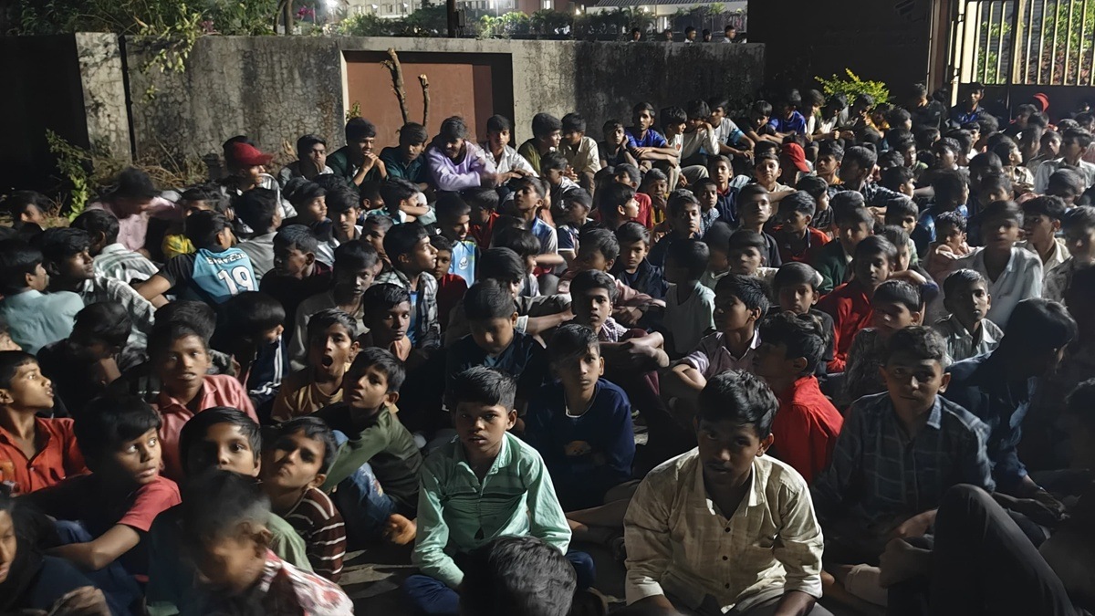 in Nashik Protest of tribal students due to inferior food नाशिक ...