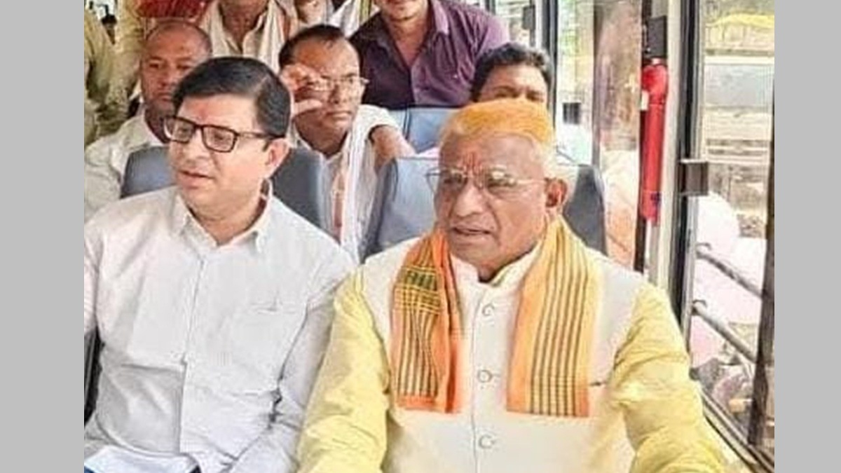 in wardha bjp leader Dadarao Keche mla sumit wankhede travel in bus bjp workers shocked पक्षात ...