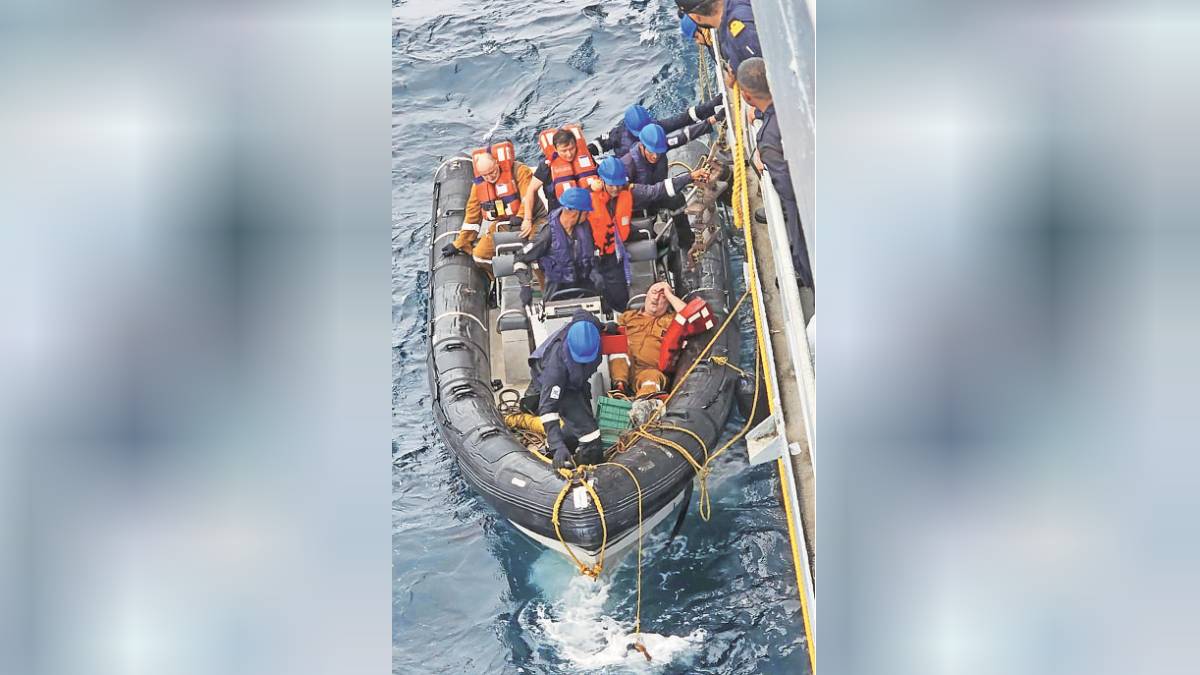 cargo ship sinks off Kerala coast 24 crew members rescued zws 70 | केरळजवळ जहाजाला जलसमाधी; सर्व ...