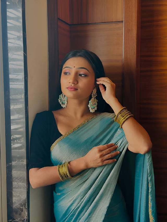 निळ्या सॅटिन साडीत ‘इंद्रायणी’ फेम कांची शिंदेच्या अदा | Indrayani Serial Actress Kanchi Shinde ...