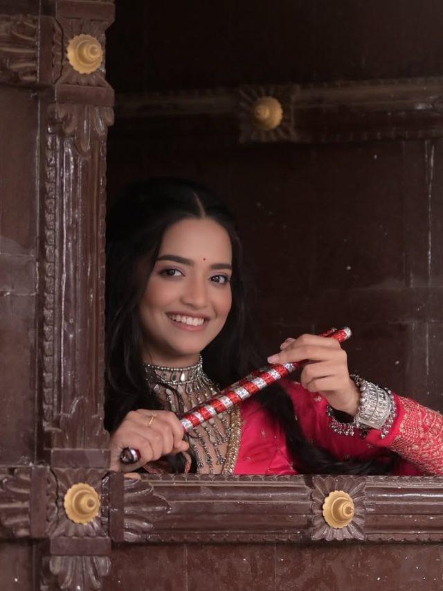 ‘नवरी मिळे हिटलरला’फेम वल्लरी विराजचा लाल घागऱ्यात सुंदर अंदाज ...