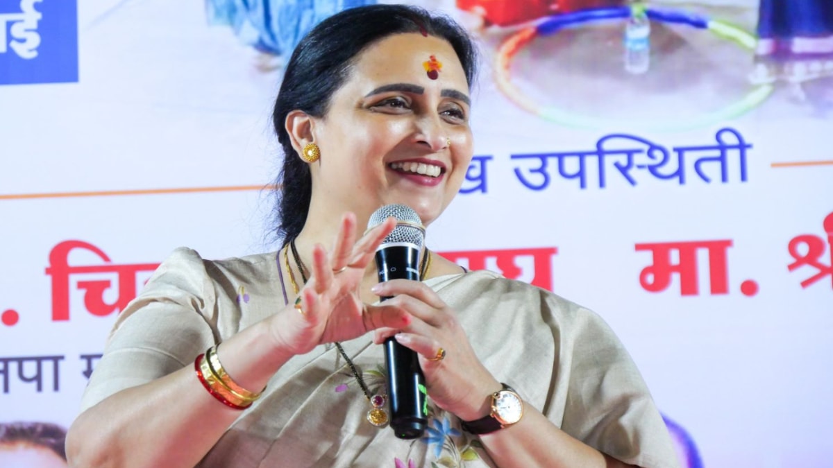 अरे बाबा, फडणवीस – शिंदे सोलून काढतील! चित्रा वाघ यांची शिवसेना ...