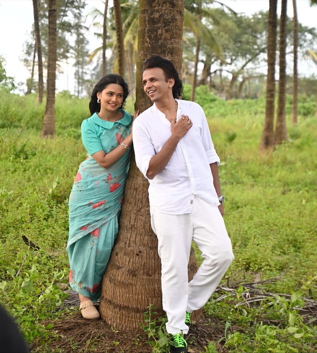 Dancer Gautami Patil Abhijeet Sawant Romantic Beach Photoshoot New Song ...