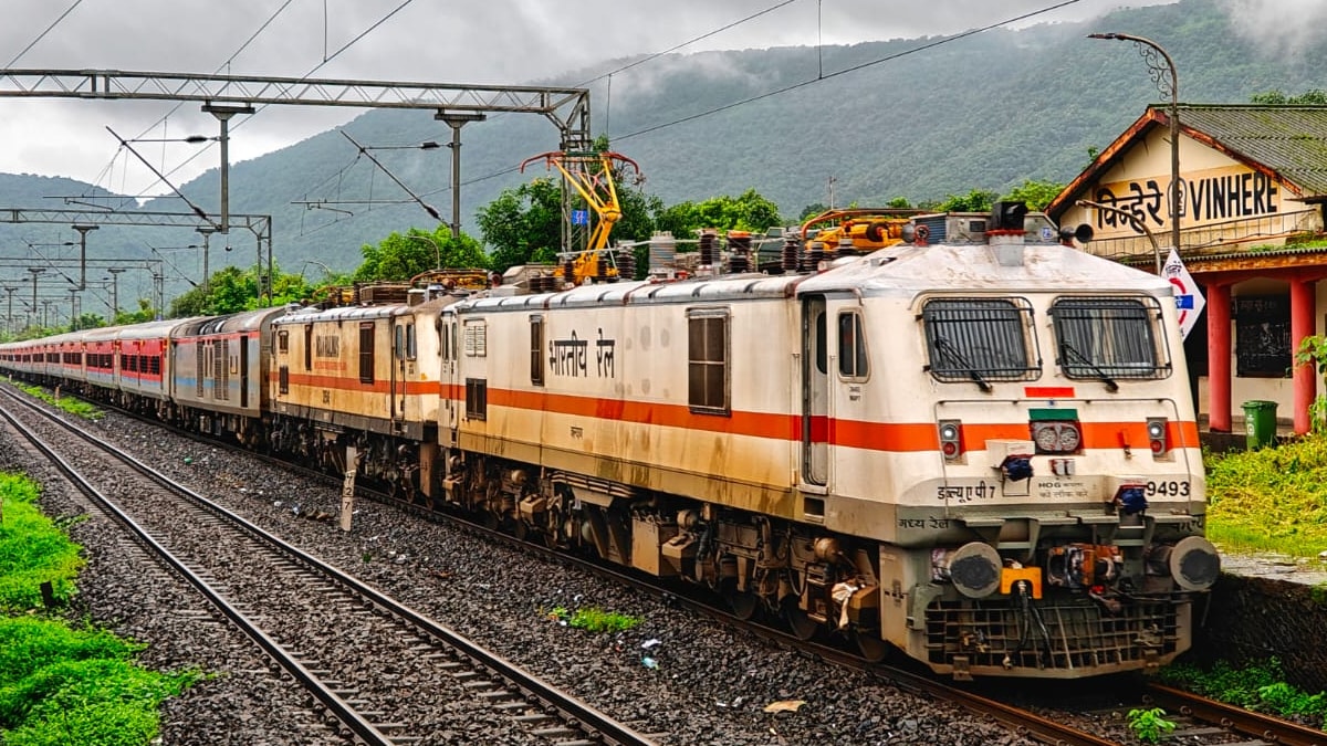 Konkan Railway : कोकण रेल्वे मार्गावर मंगला एक्सप्रेसमध्ये तांत्रिक ...