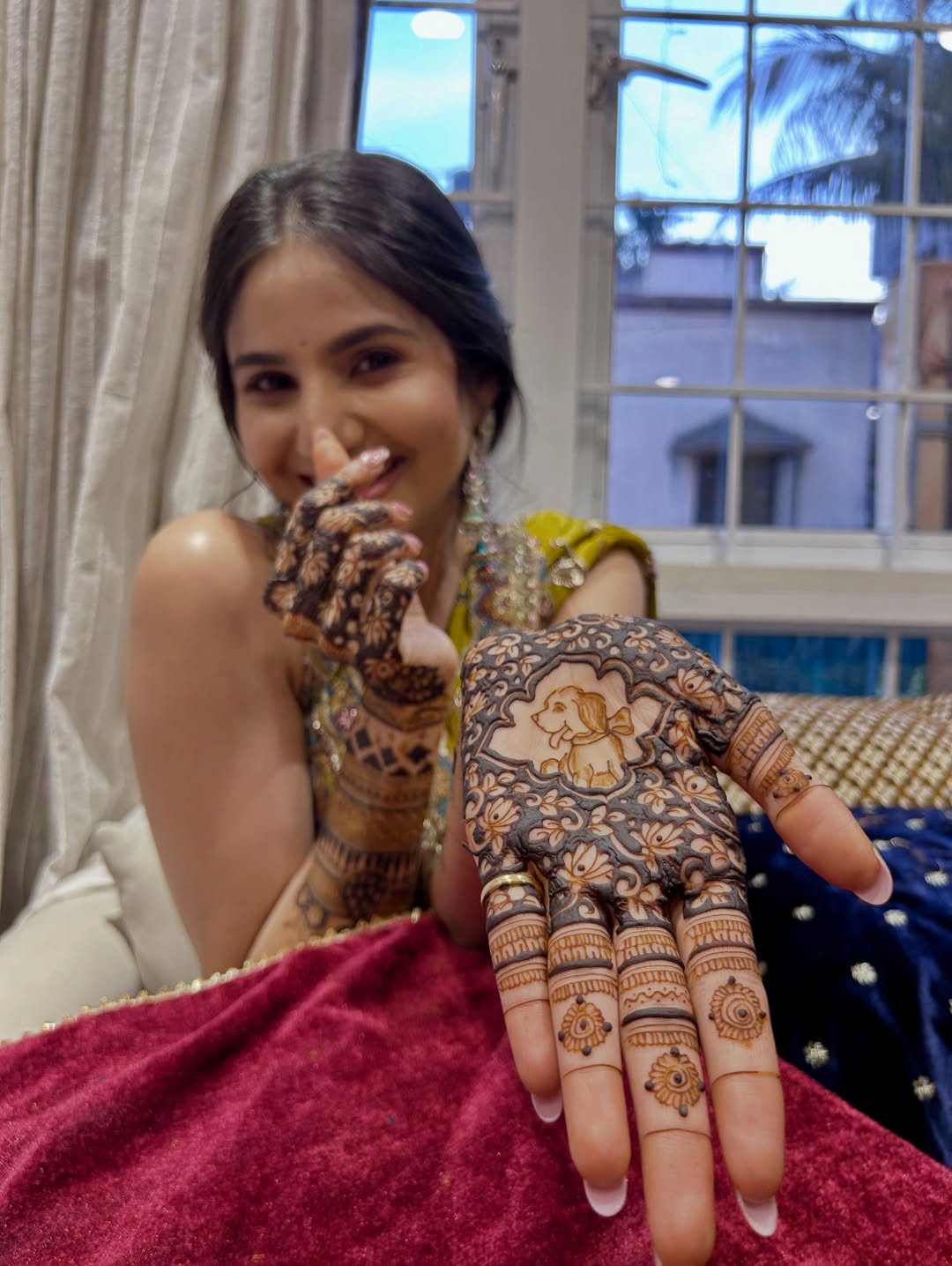 Marathi Celebrity Couple Soham Bandekar Pooja Birari Mehndi Ceremony Family Photos Viral Sdn 96 ...