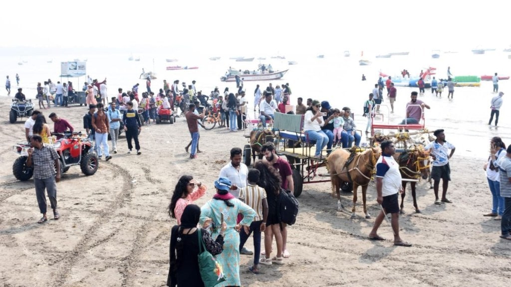 Konkan Tourism: सलग सुटयांमुळे रायगडच्या किनाऱ्यावर पर्यटकांची भरती ...