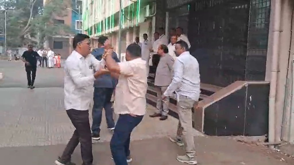 धुळे : एकाचा आत्मदहनाचा प्रयत्न; तर दुसरीकडे मंत्री महाजन यांचा निषेध ...