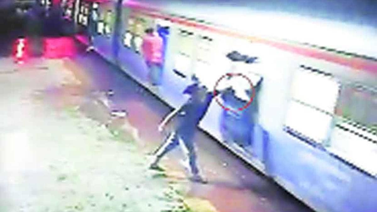 फटका गॅंग, लोकलवरील दगडफेक रोखण्यासाठी सुरक्षा जवानांचा कडक पहारा, मध्य ...