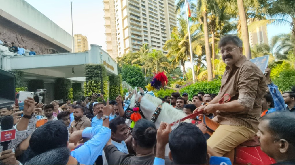 Jitendra Awhad Thane Protest: आव्हाड घोड्यावर, पदाधिकारी बैलगाडीत ...